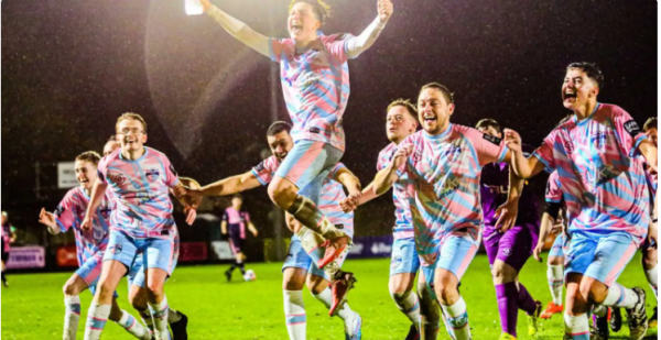 El primer equipo masculino totalmente trans hace historia en el fútbol ...